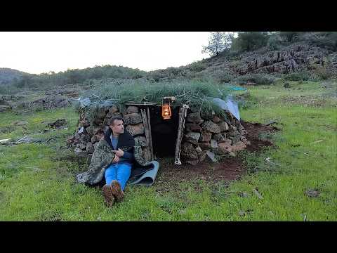Hayatta kalmak için taşlardan ve kayalardan bir barınak inşa ettim | Bushcraft Survival ASMR