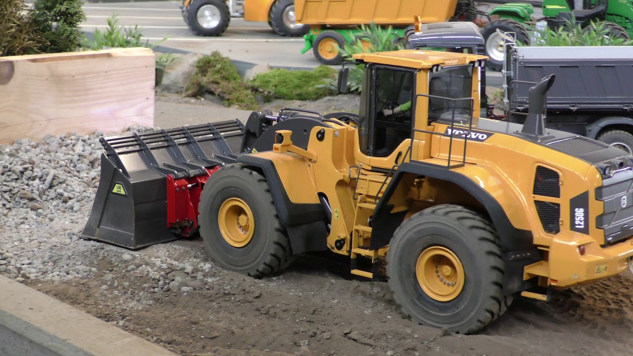 Volvo L250G loading trucks with gravel - YouTube