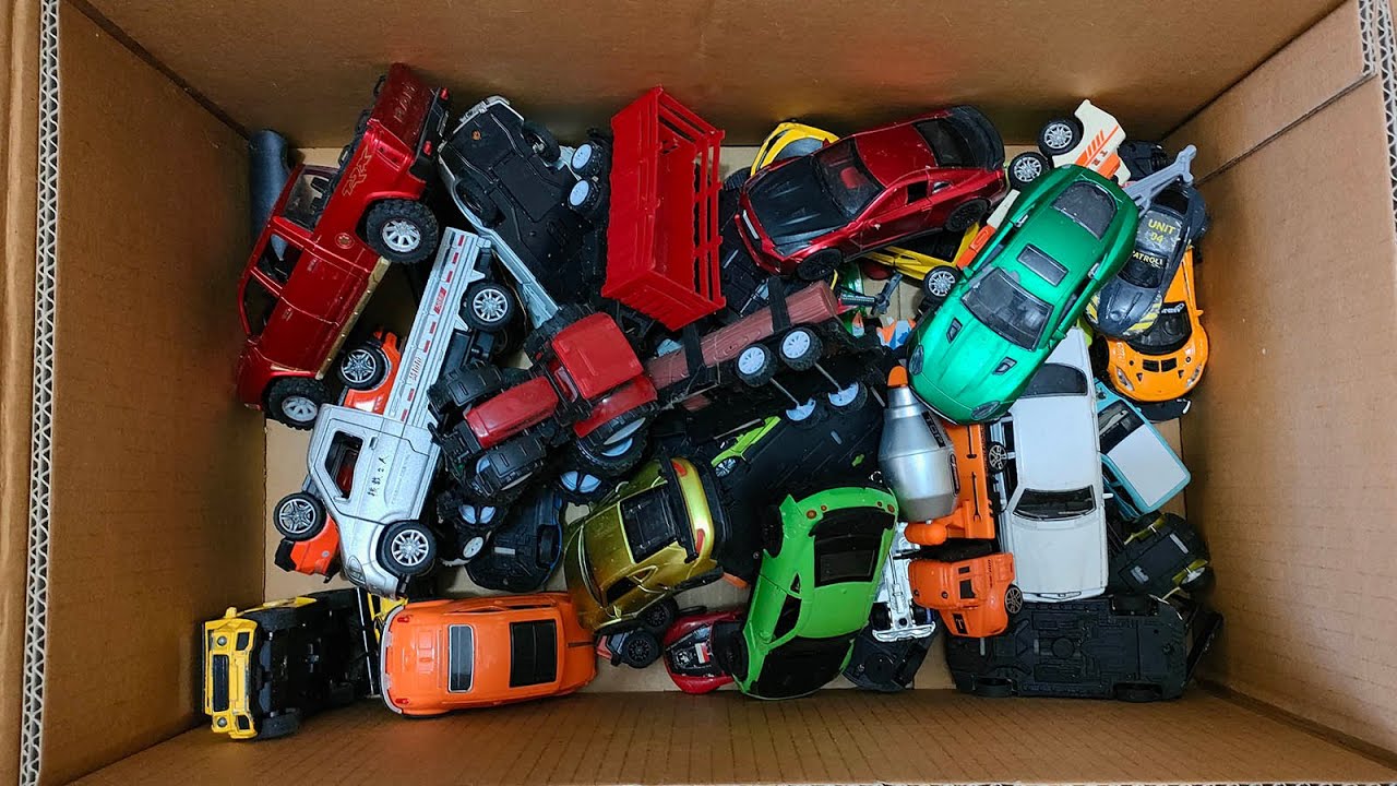 We collected a box full of miniature police cars ♪ Emergency vehicle ...