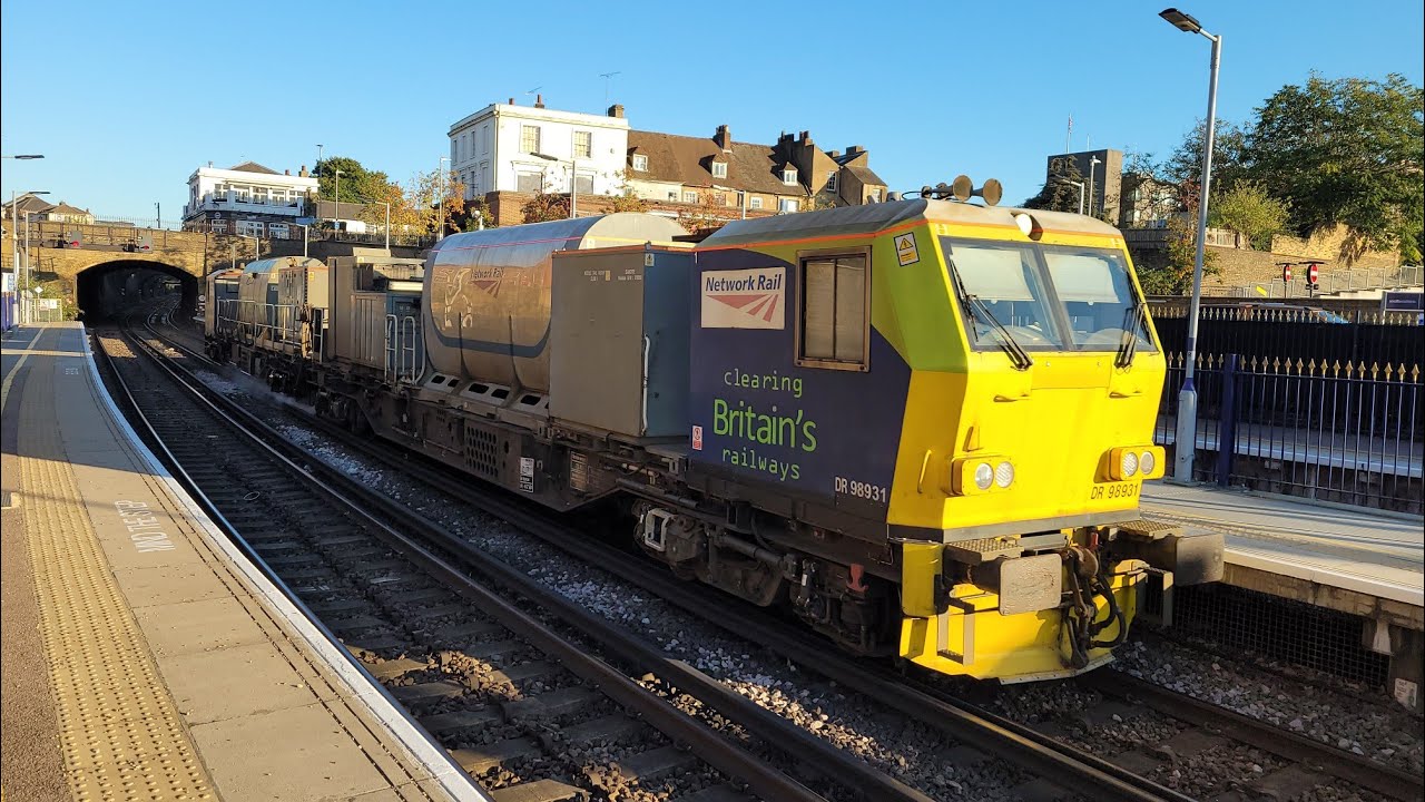 Network Rail MPV Units DR98931 + DR98981 Passing Through Gravesend ...