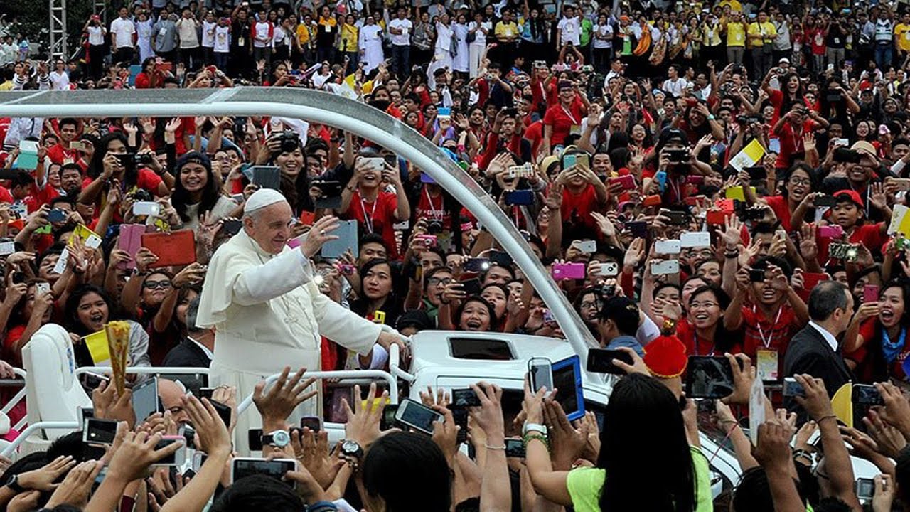 Cheering crowds greet Pope as he arrives in Krakow - YouTube