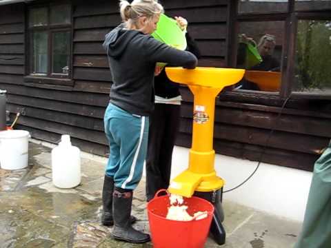 Apple Press - crushing the apples.avi - YouTube