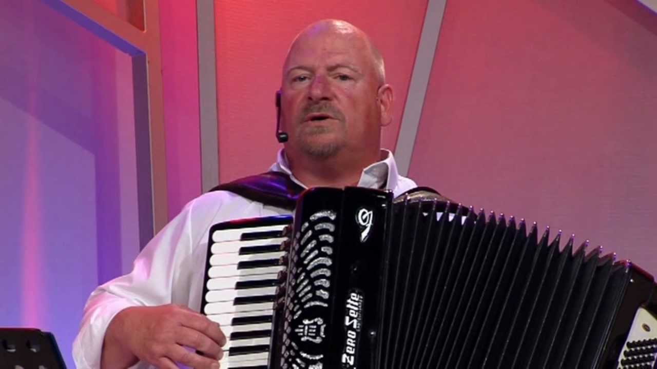 Madsen og Co spiller "Fuglene Letter Mod Vinden" - YouTube