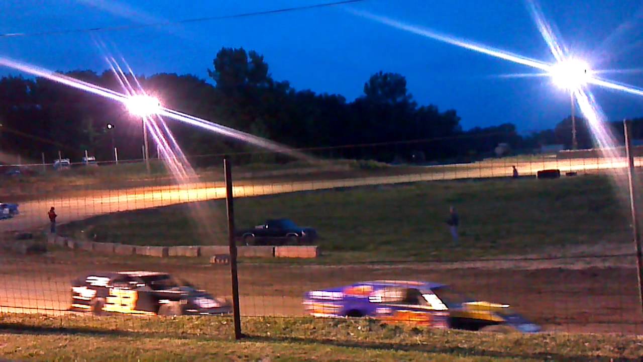 Shadyhill speedway 5/12 ump modified feature race - YouTube