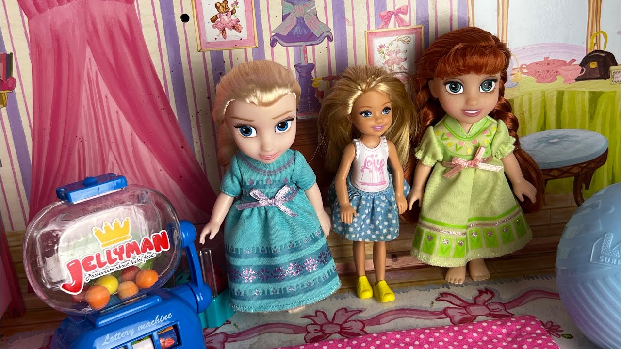 Elsa and Anna Toddler / Learn how to share with friends/ Barbie Doll ...