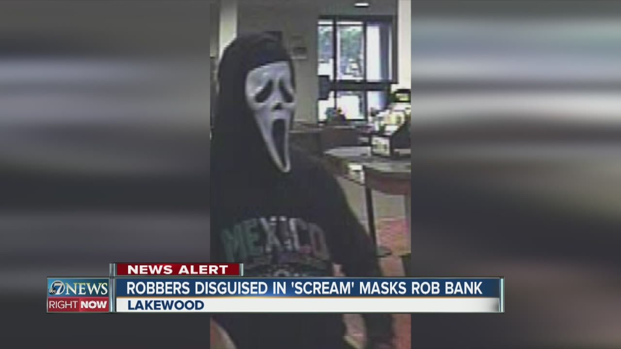 Robbers disguised in 'Scream' masks rob bank - YouTube