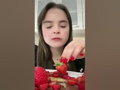 ASMR COMENDO PANQUECA DE MORANGO MUKBANG - YouTube