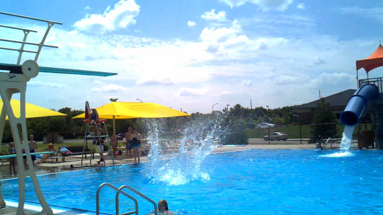 Fat girl belly flops - YouTube