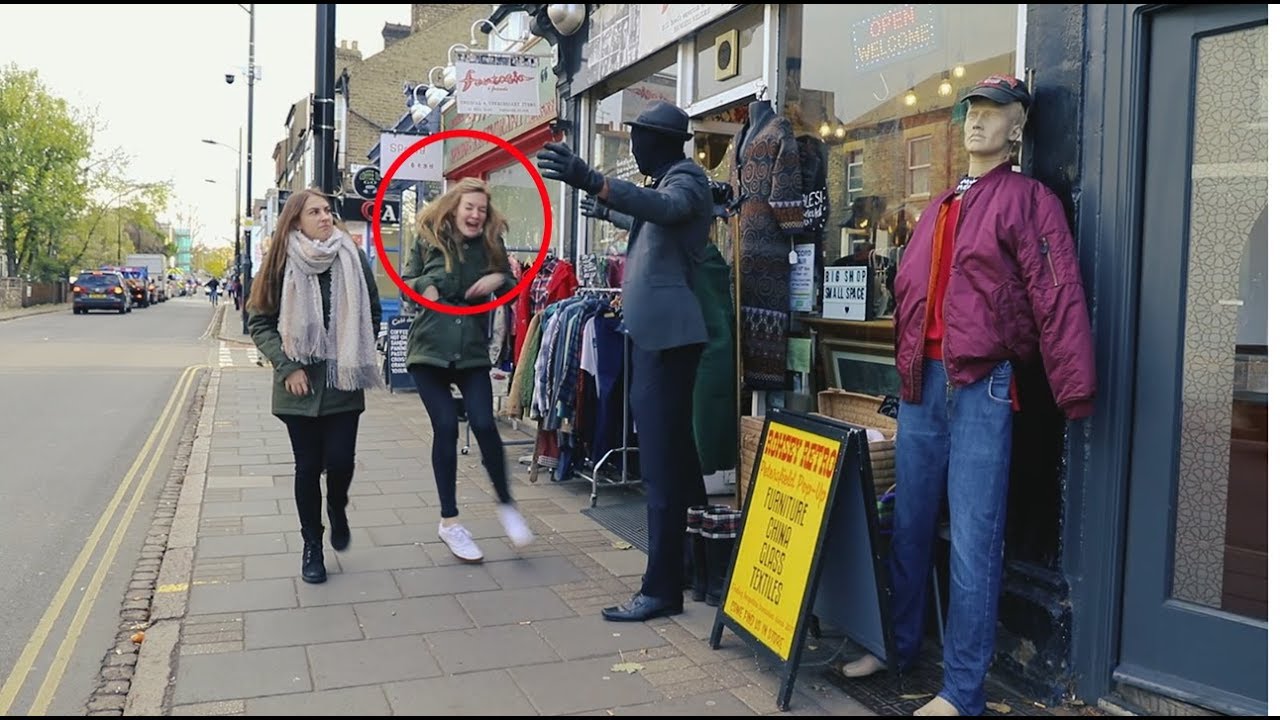 MANNEQUIN SCARE PRANK IN ENGLAND - YouTube