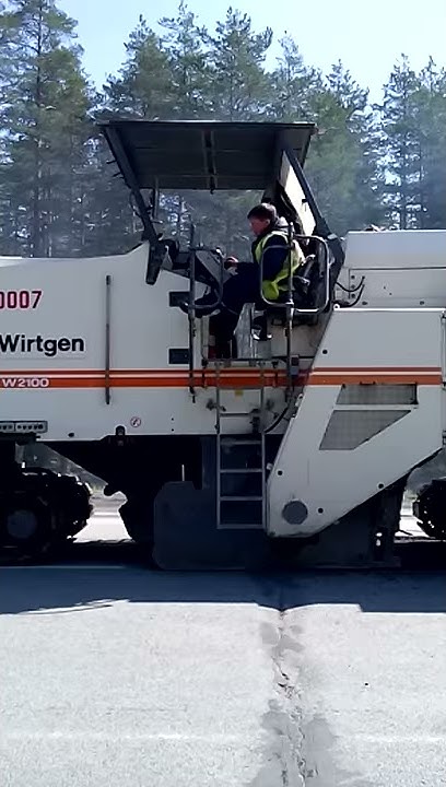 Wirtgen W2100. - YouTube