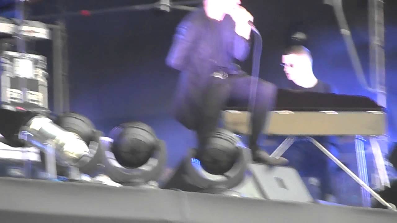 Hurts - Blind (live in Moscow, Russia 06.07.13) - YouTube