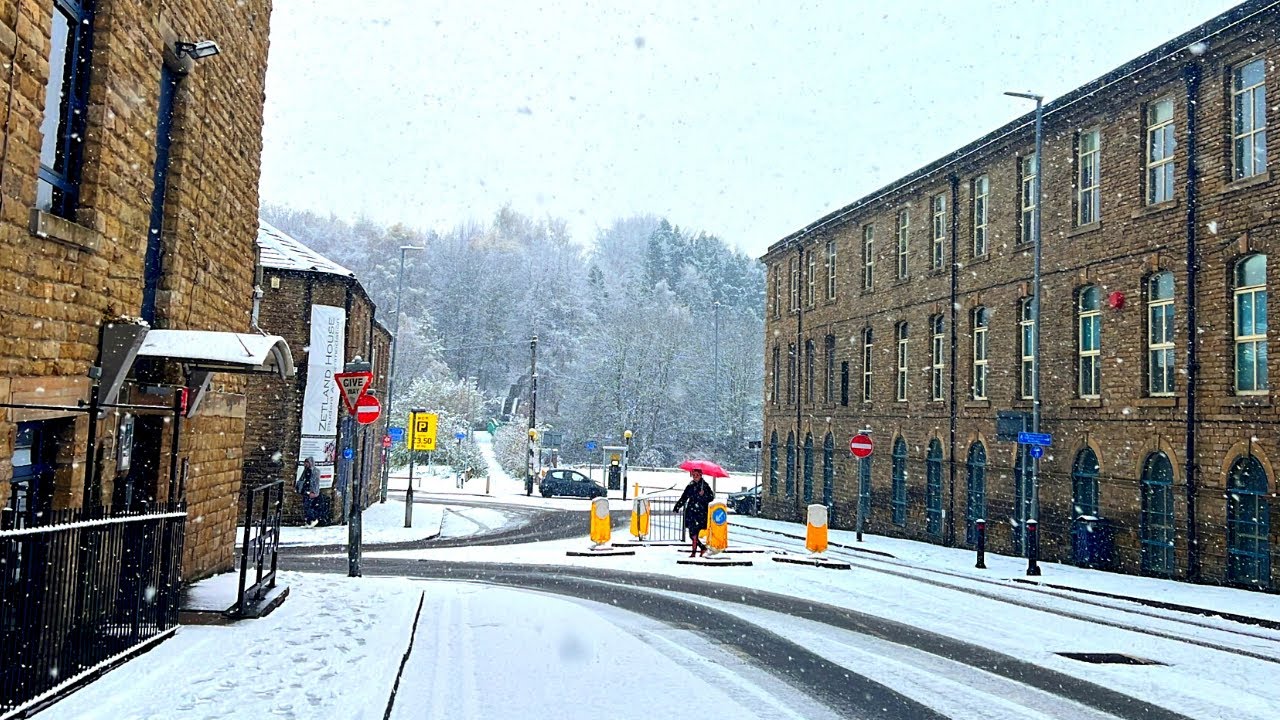 [4K]🇬🇧Heavy Snow Walk ️⛄️ in Huddersfield filmed with iPhone 13 Pro ...