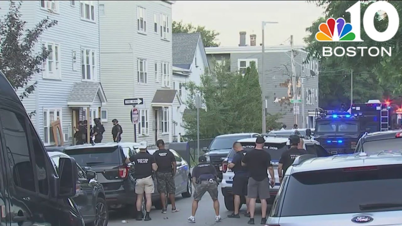 3 arrested after armed robbery, hours-long standoff in Boston - YouTube