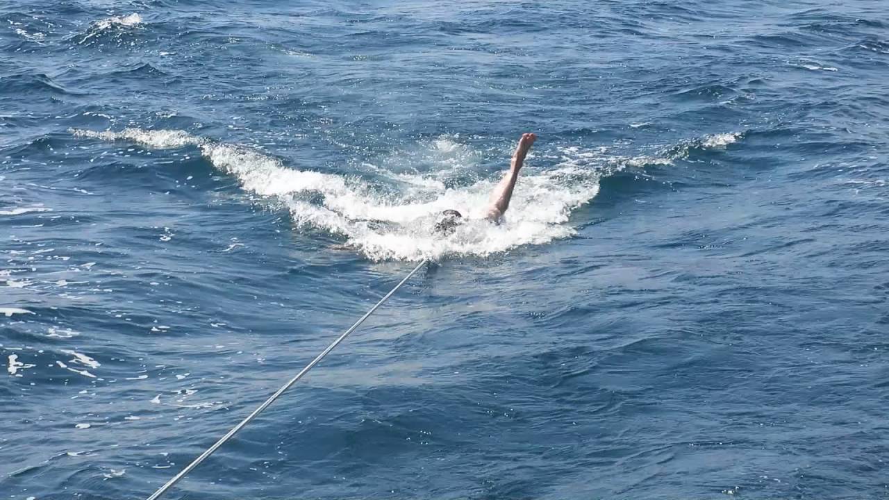 Zwemmen achter de boot (snelheid door het water 5 knopen) - YouTube