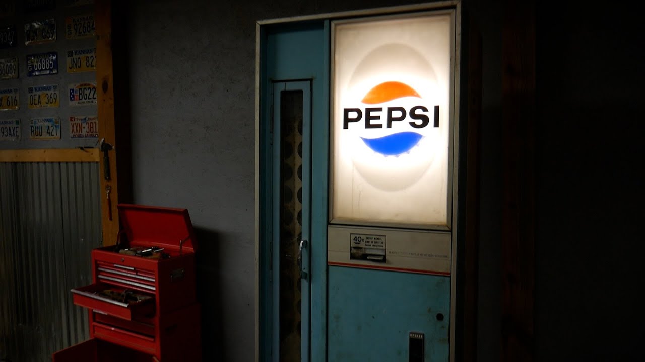 How to Change Light Bulbs in a Retro Pepsi Vending Machine - YouTube