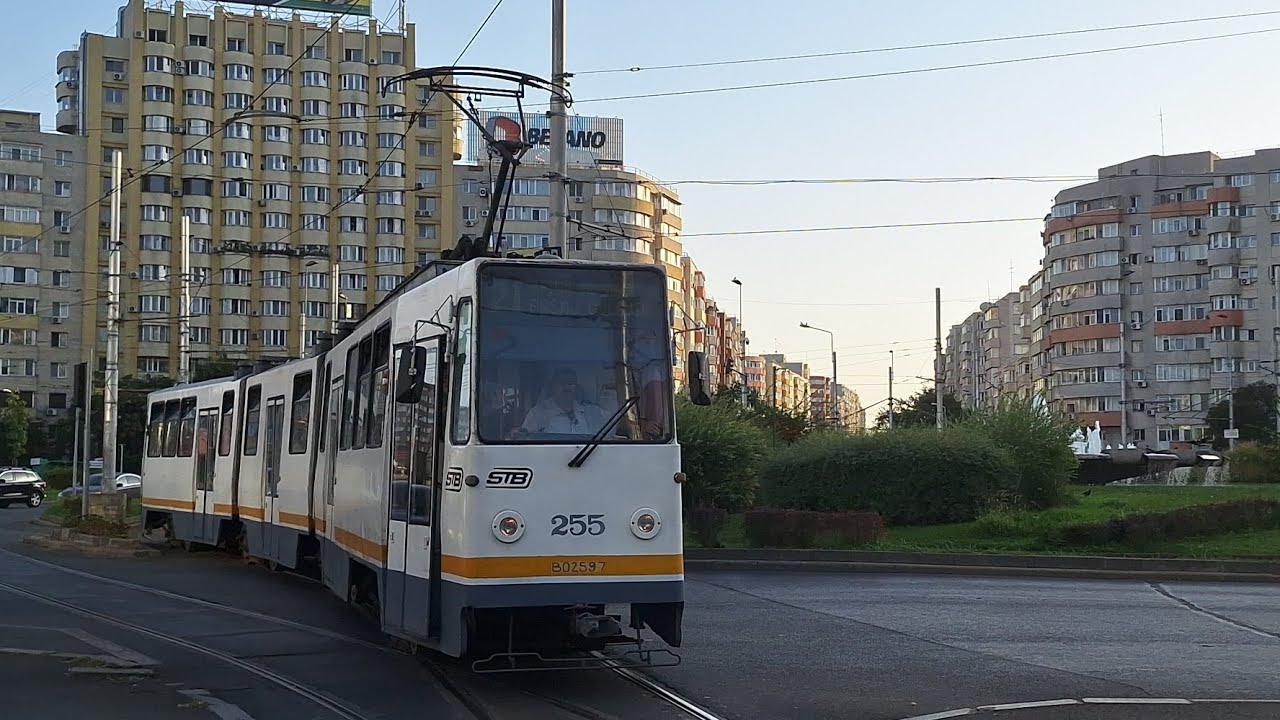 Tramvaiul V3A-93 255 intrand in statia "Bucur Obor" pe linia 21, dupa ...