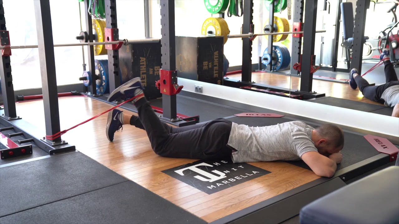Curl femoral unilateral con goma - YouTube