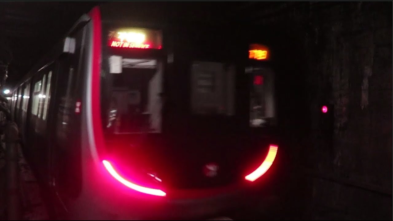 Q-Train, Hong Kong Railway 港鐵市區綫中車青島四方列車 - YouTube