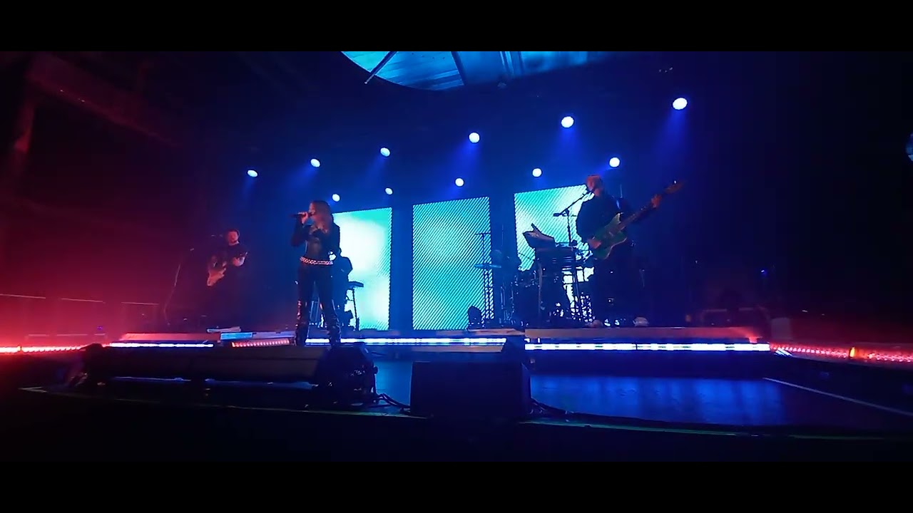 Leony Live - Simple Life Köln Carlswerk Victoria , (13.3.2024) - YouTube