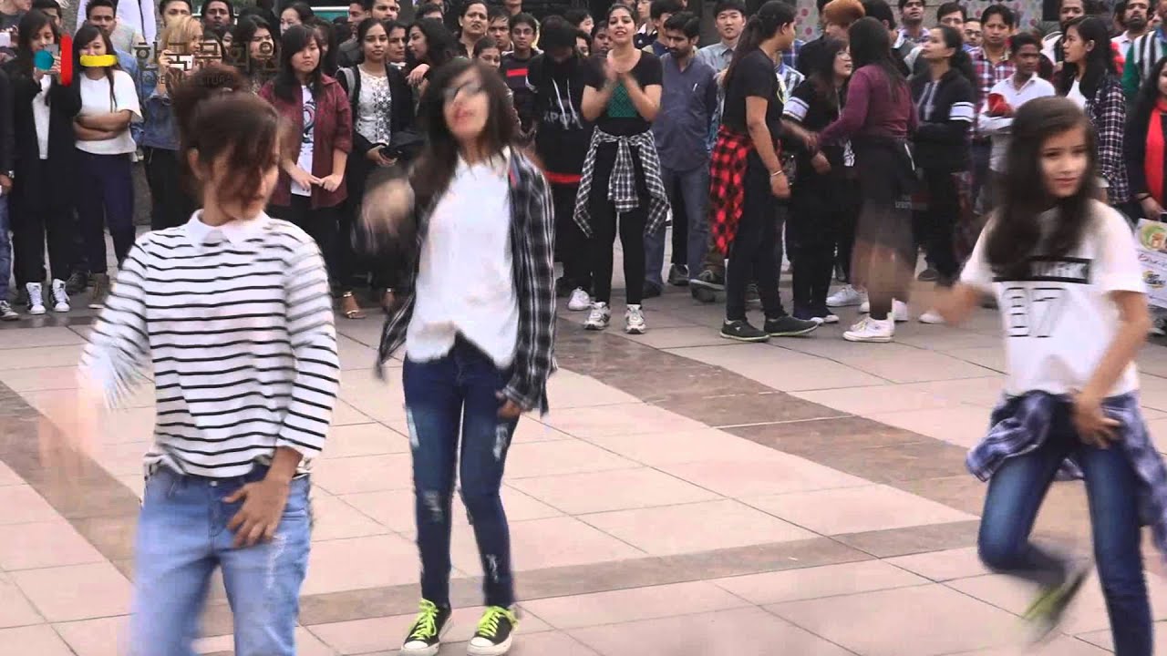 K-POP FLASH MOB IN NEW DELHI, INDIA - KOREA FESTIVAL 2015 - YouTube