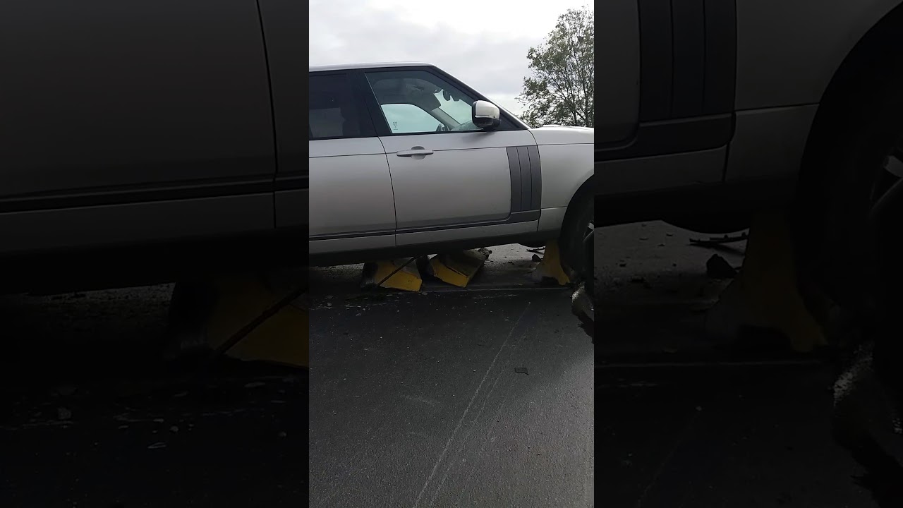 Range Rover Crash - YouTube