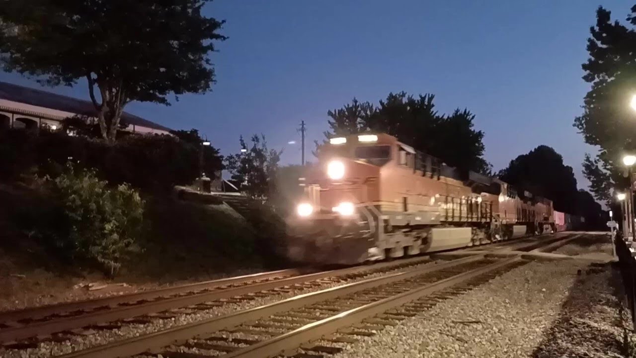 Hot Night Tracks! Beastly BNSF led FERROMEX #4653 "empties" / "THE BIG ...
