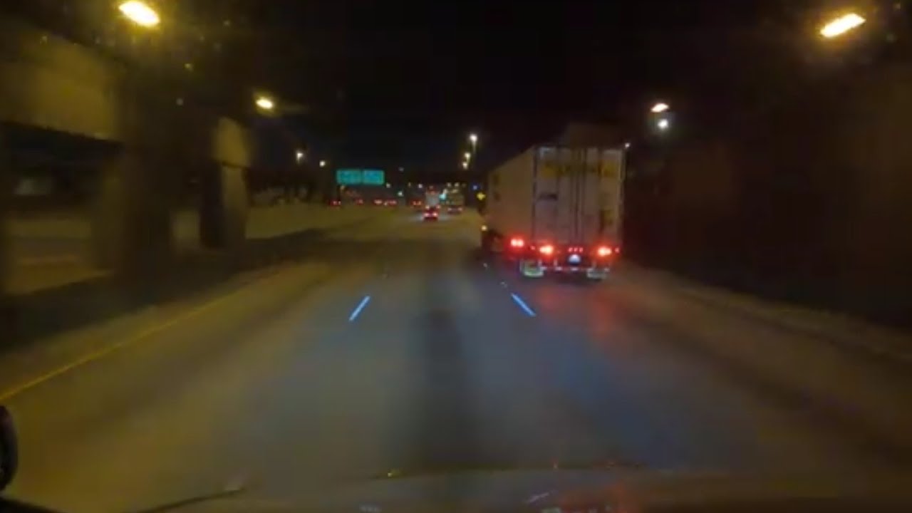 Chicago, IL, Dan Ryan Expressway, I-94, Trains in middle of road - YouTube
