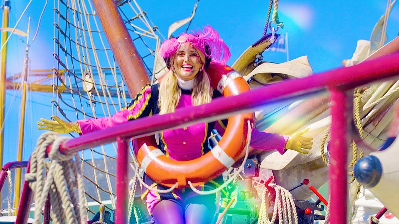 Zie Ginds Komt De Stoomboot - Love Piet - Sinterklaasliedjes - YouTube