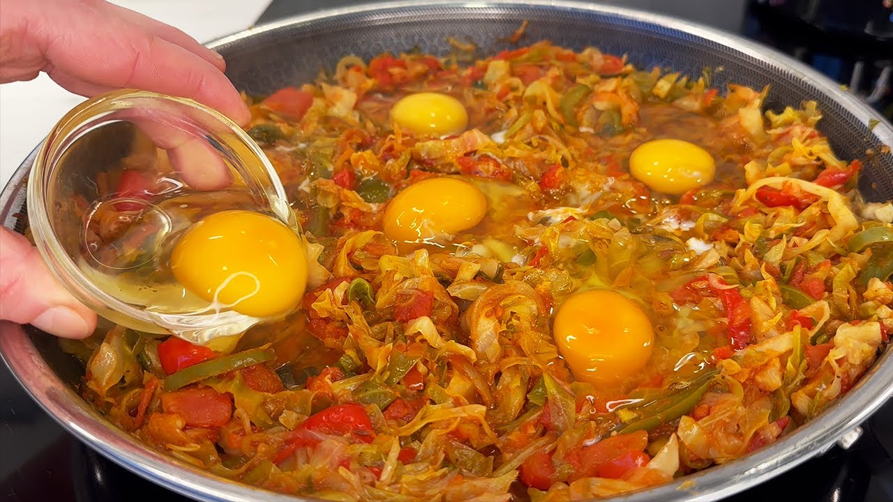 🥚 🥬 Spicy cabbage with eggs, on the skillet. Simple and delicious ...
