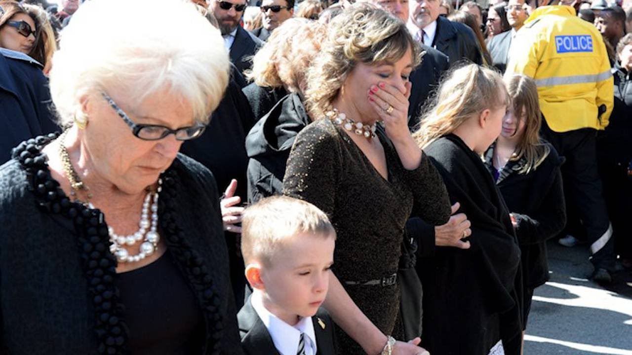 Rob Ford's family arrives with casket for funeral - YouTube