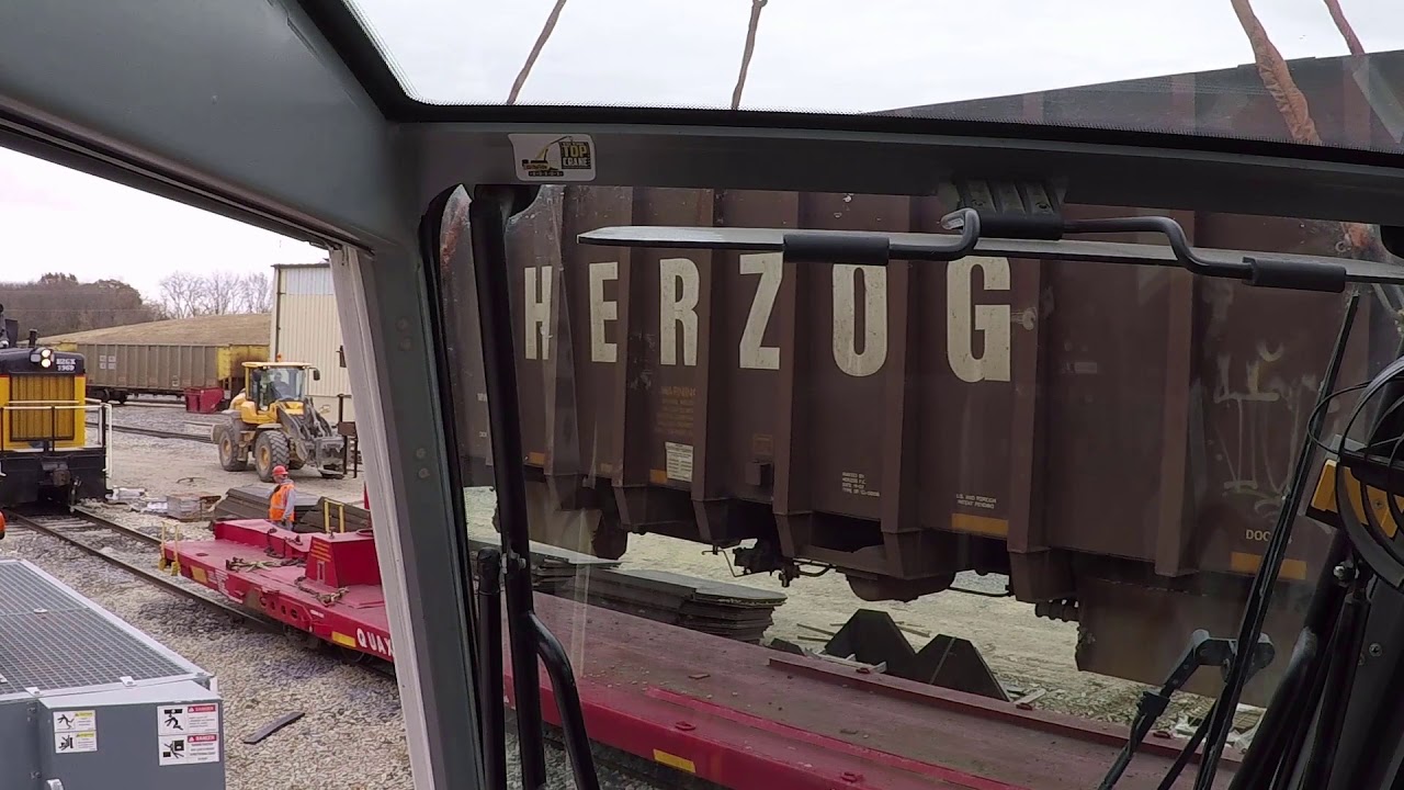 Playing with trains with the crane | Putting rail cars back on the ...
