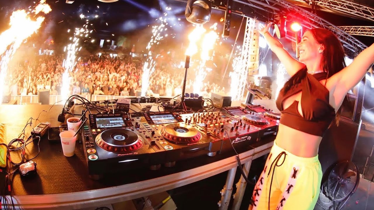 Juicy M - Live at Offline Festival - YouTube