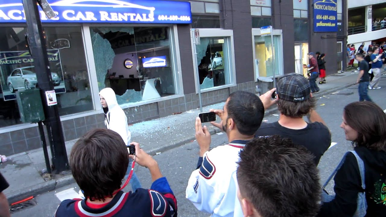 Vancouver Riot June 2011 Rioters Smashing Store Windows - YouTube