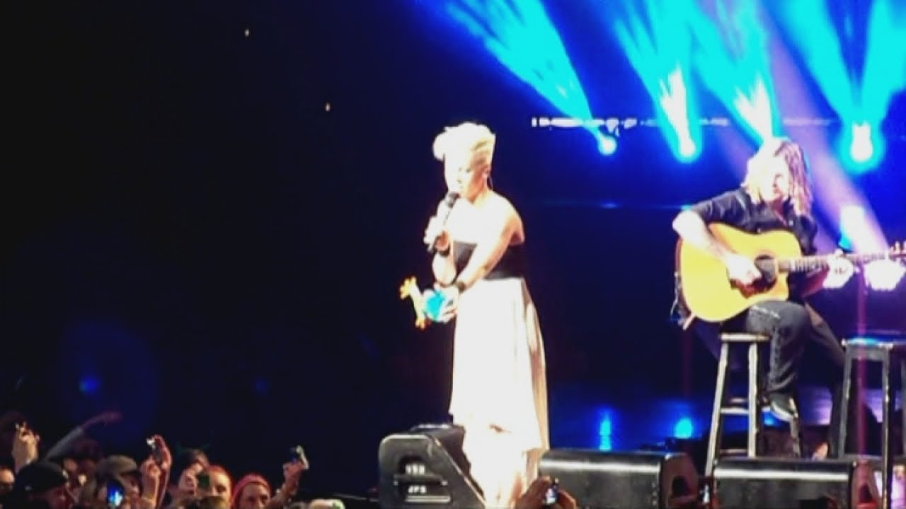 Pink stops concert in Philadephia to help crying girl - YouTube