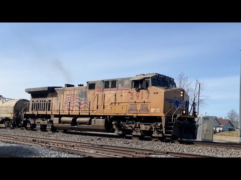 UP 5917 leads NS 30L at Princeton - YouTube