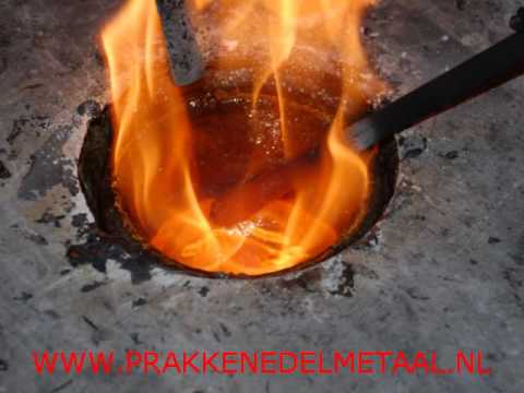 Smelten van sloopgoud Melting of old gold. - YouTube