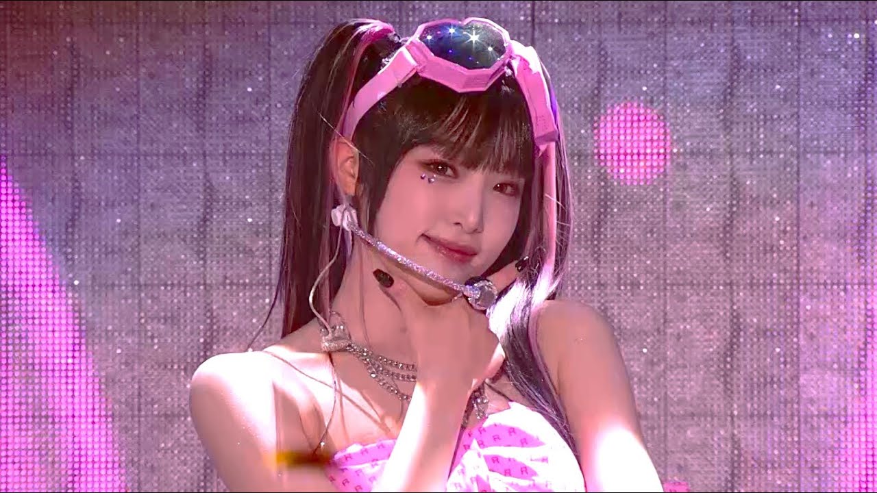 YENA (최예나) – LOVE WAR + SMILEY ｜써클차트 뮤직 어워즈 2022 / CCMA2022 - YouTube