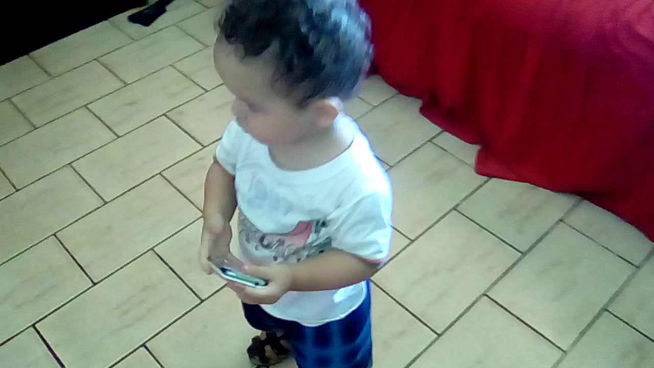 Bebê dançando - YouTube