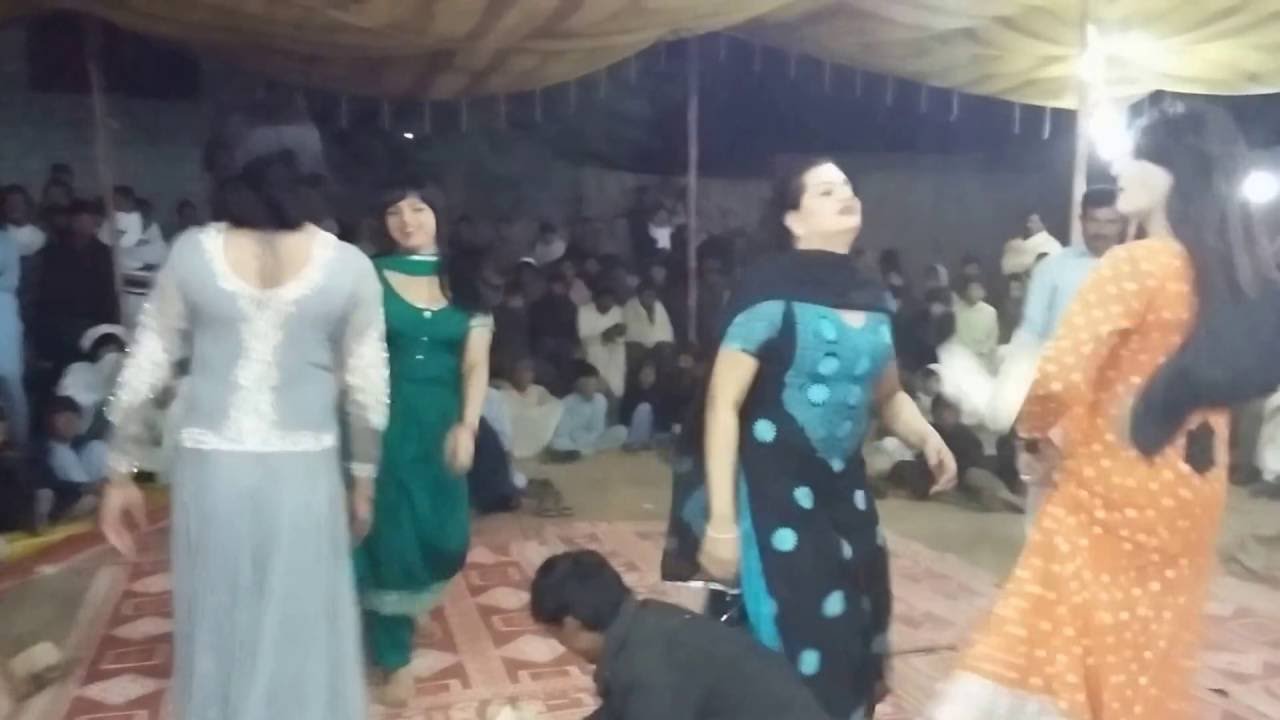 Beautiful Dancer Girl Live Wedding|Shadi Dance| - YouTube
