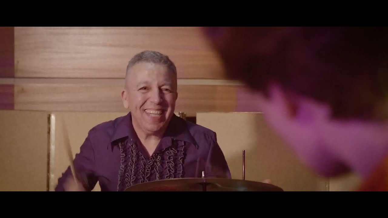 Groov'on the eggs Electric Blue Cats - YouTube