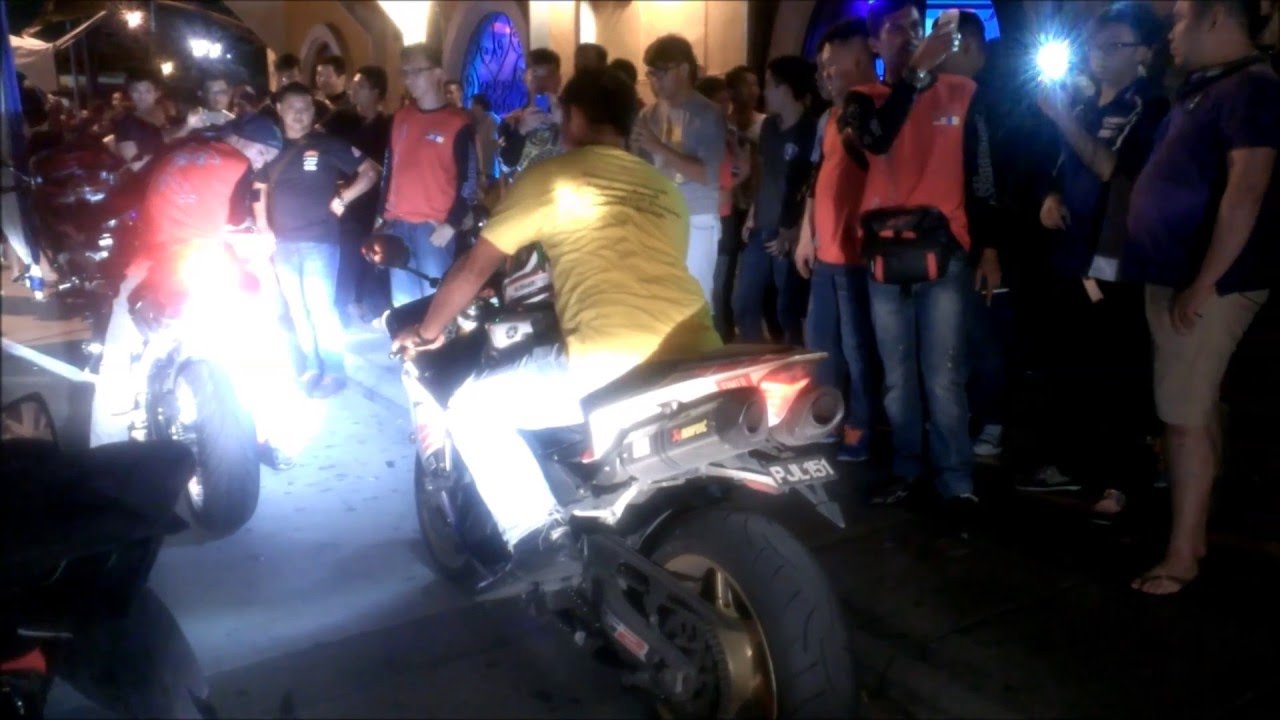 Yamaha R1 flame - YouTube