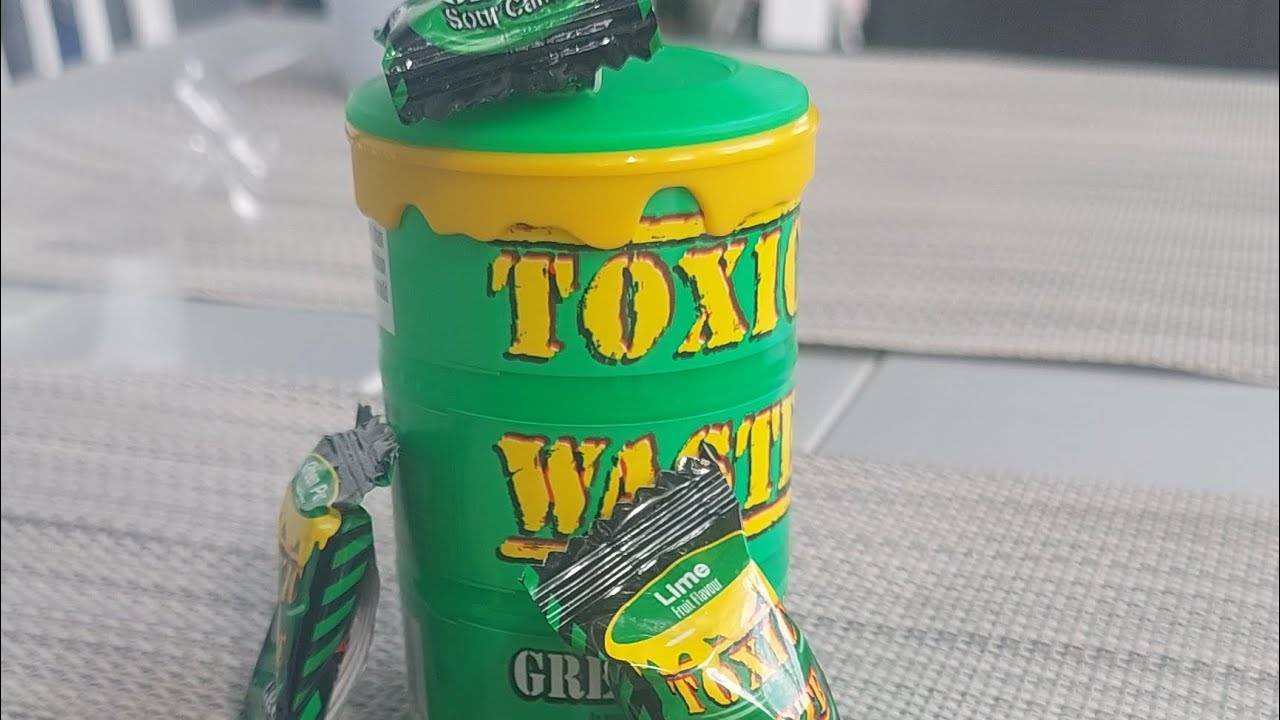 Trying green🟢 toxic waste ☢ Healty or not, they do taste good 🤣 #fun # ...