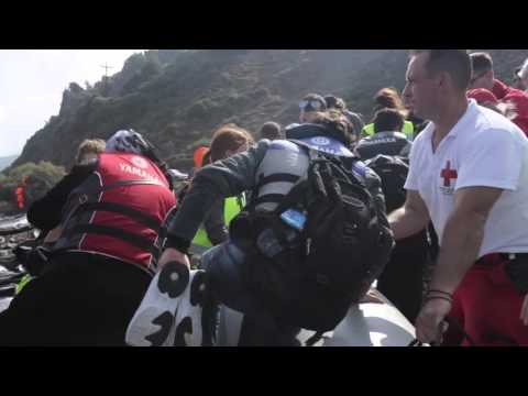 Greek Red Cross volunteers - YouTube