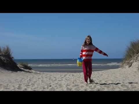 Mer du Nord, Anna et son Seau d' Eau, May 1, 2023, Belgium, by @h
