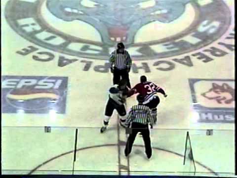 Ryan Cuthbert vs Kevin Young WHL Oct 12/01 - YouTube