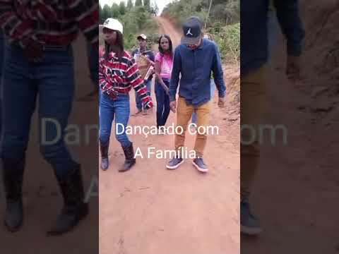 Menina da bota e Waninho do forró dançando com a Família.