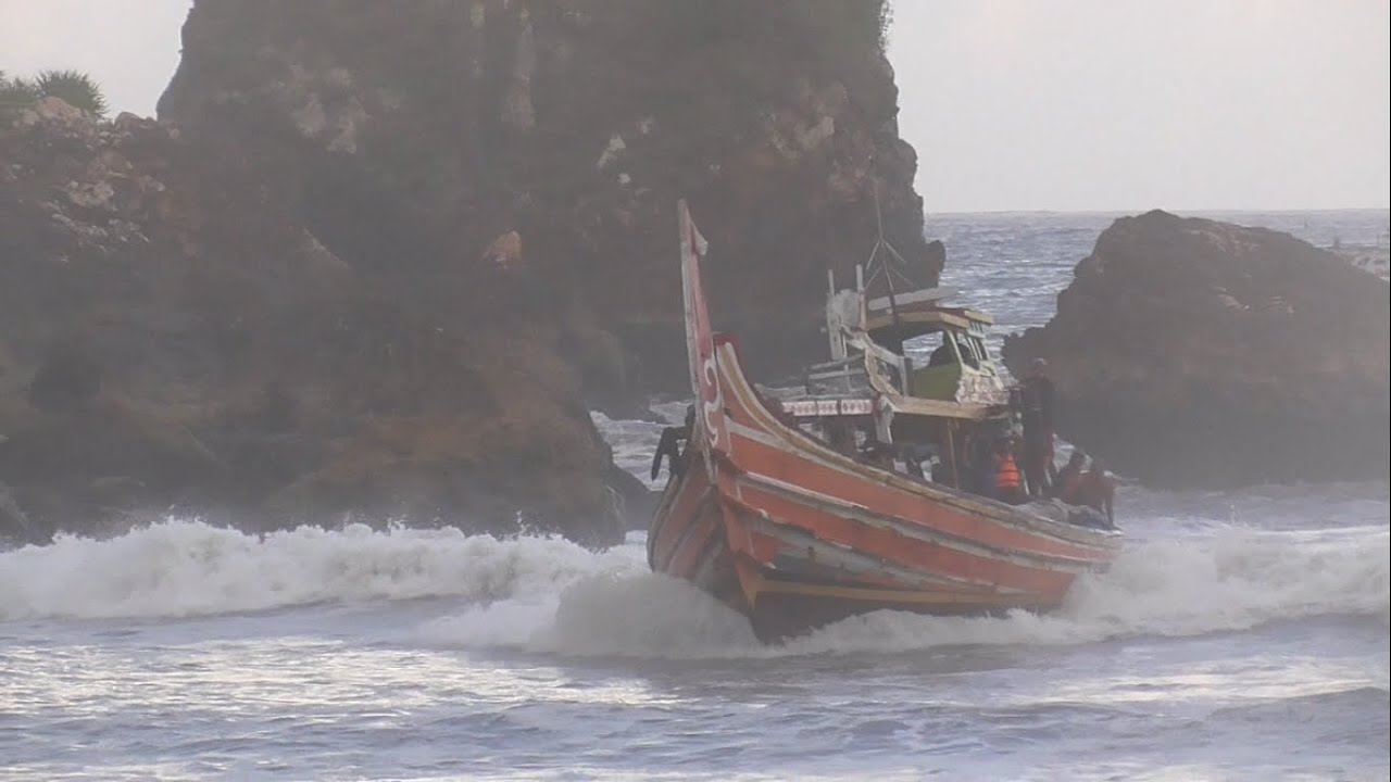 OMBAK Besar Hari Selasa 30/8/22 KM Pakesan Kena Ombak Besar nyeledot ...