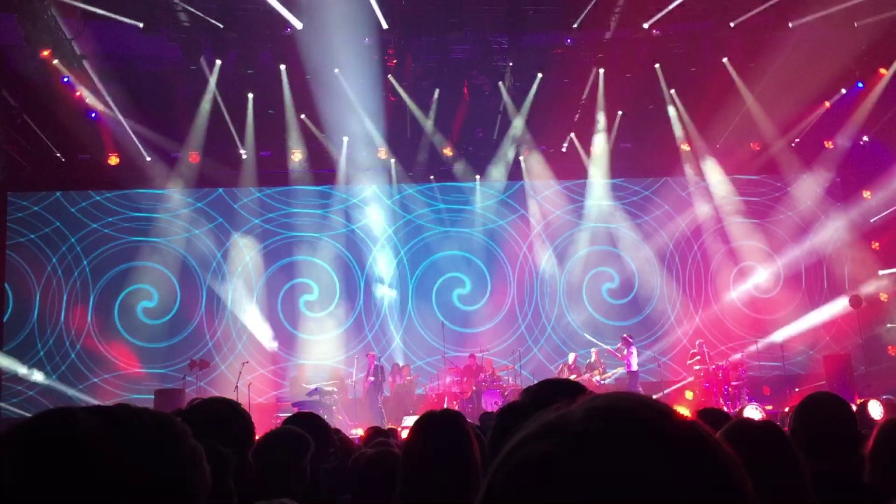 Håkan Hellström presenterar sitt band Globen 2016 ramlar - YouTube