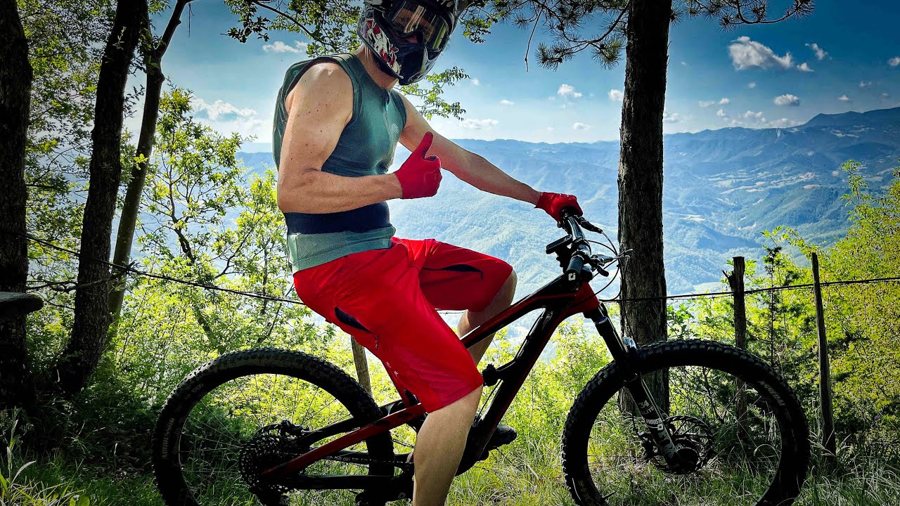 EVOC Protector Vest Lite - back protection at its best! - YouTube