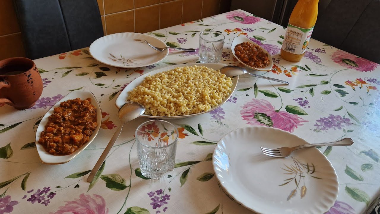 plat de coquiette accompagné de sauce tomate avec colin et crevettes ...